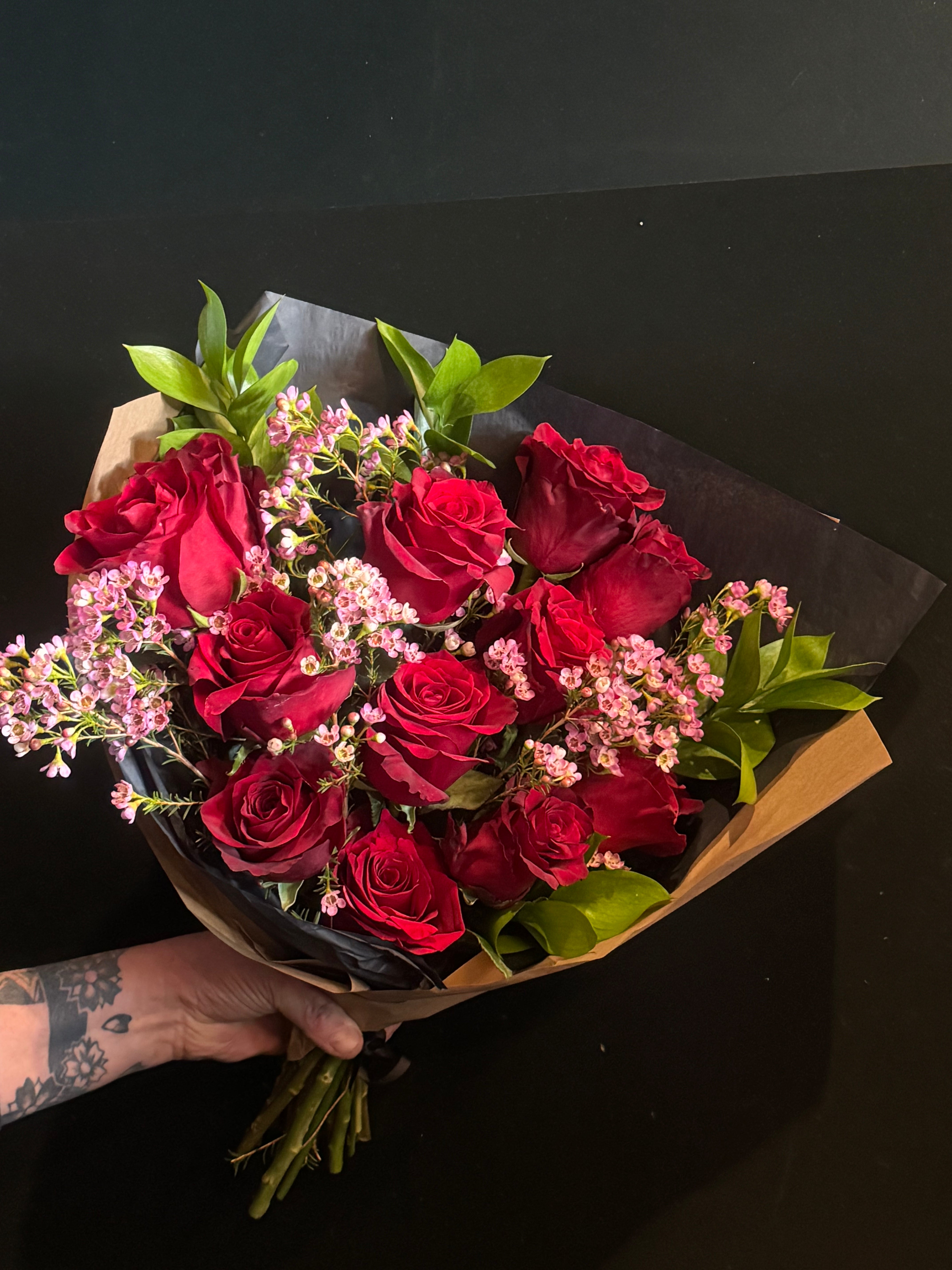 Classic Dozen Roses Hand-Tied Wrap – GillyFlowers